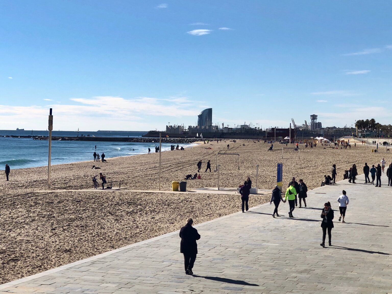 Playa Mar Bella: a popular beach in Barcelona